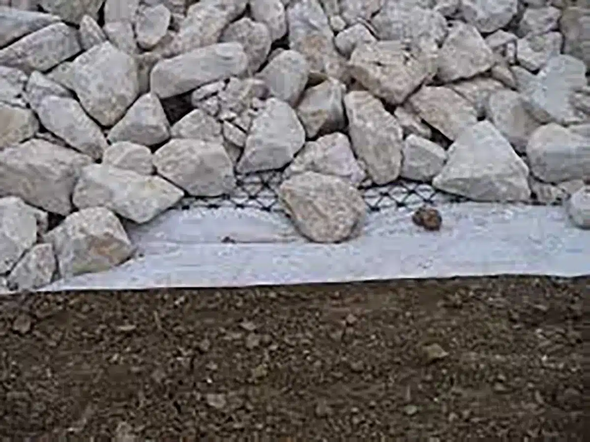 Geotextiles para erosión: ¡Perfectos para taludes y costas!